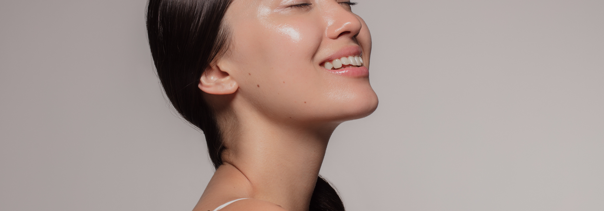 LUMINESCE - Microcurrent LED Light Therapy Beauty Device